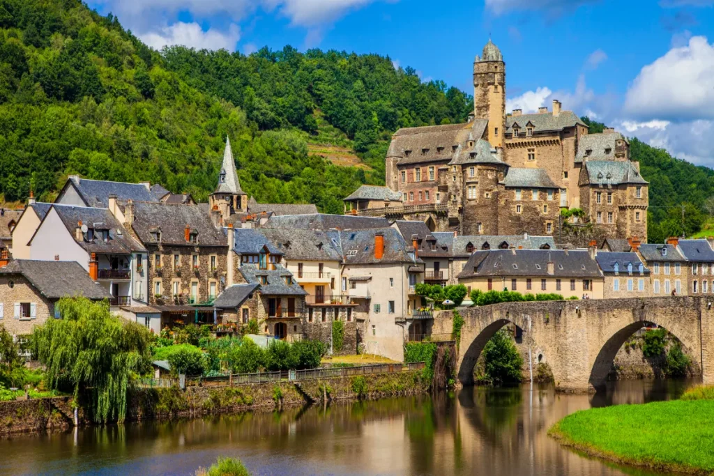 Étape incontournable vers Compostelle, ce village parmi les plus beaux ...